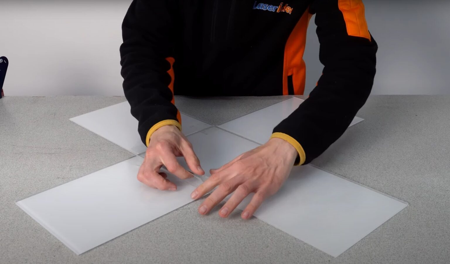 Come costruire una teca in plexiglass su misura - Laseridea srl